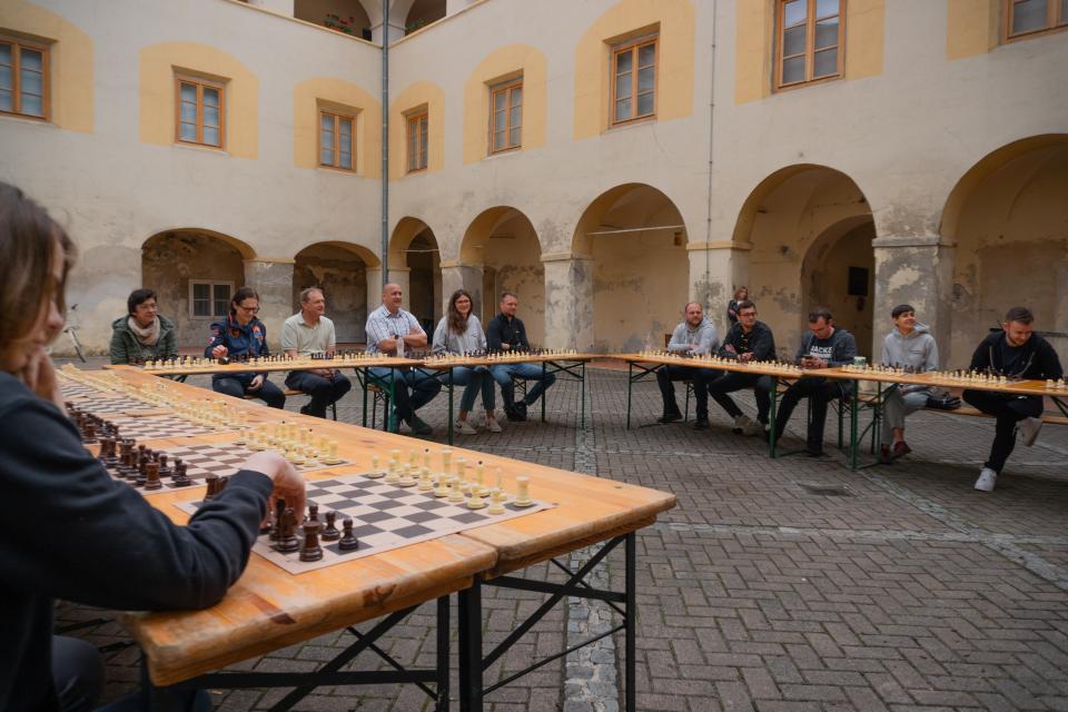 FOTO: Matej Grah se je v šahovski simultanki pomeril kar z osemnajstimi ...