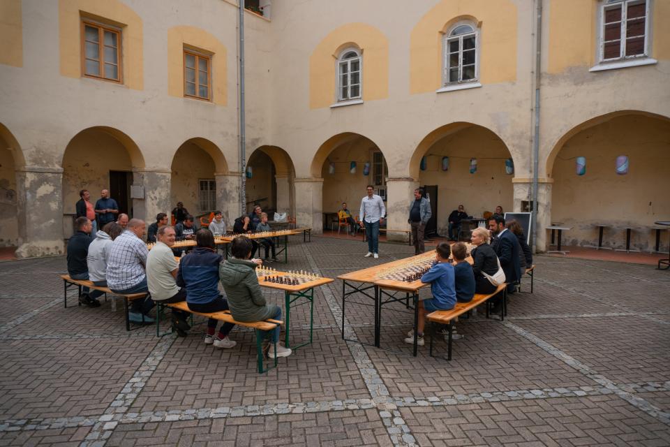 FOTO: Matej Grah se je v šahovski simultanki pomeril kar z osemnajstimi ...