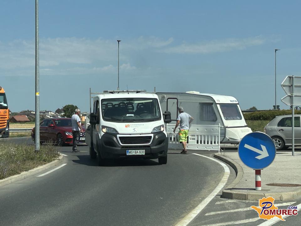 FOTO: Huda prometna nesreča zaprla Bakovsko ulico – ena oseba naj bi umrla - Pomurec.com