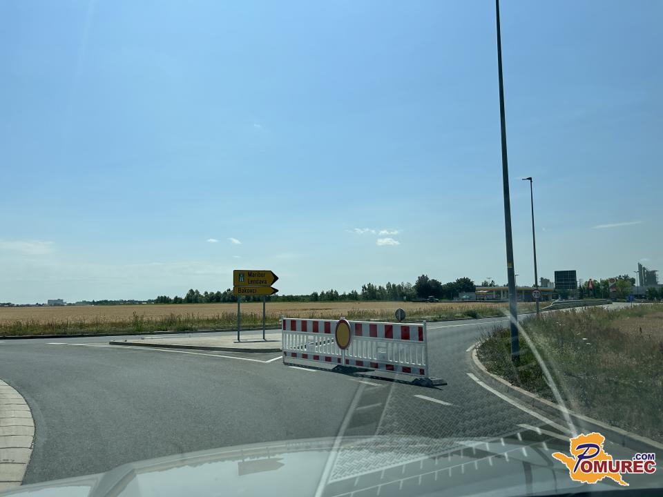 FOTO: Huda prometna nesreča zaprla Bakovsko ulico – ena oseba naj bi umrla - Pomurec.com