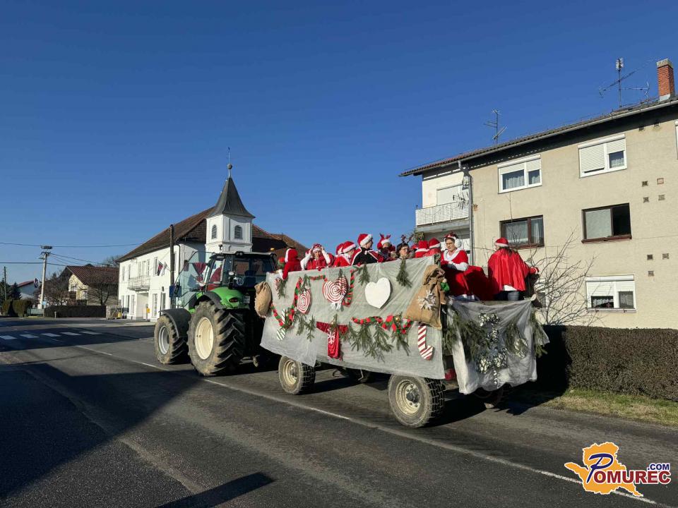 FOTO: Z okrašeno traktorsko prikolico na pot dobrodelnosti - Pomurec.com